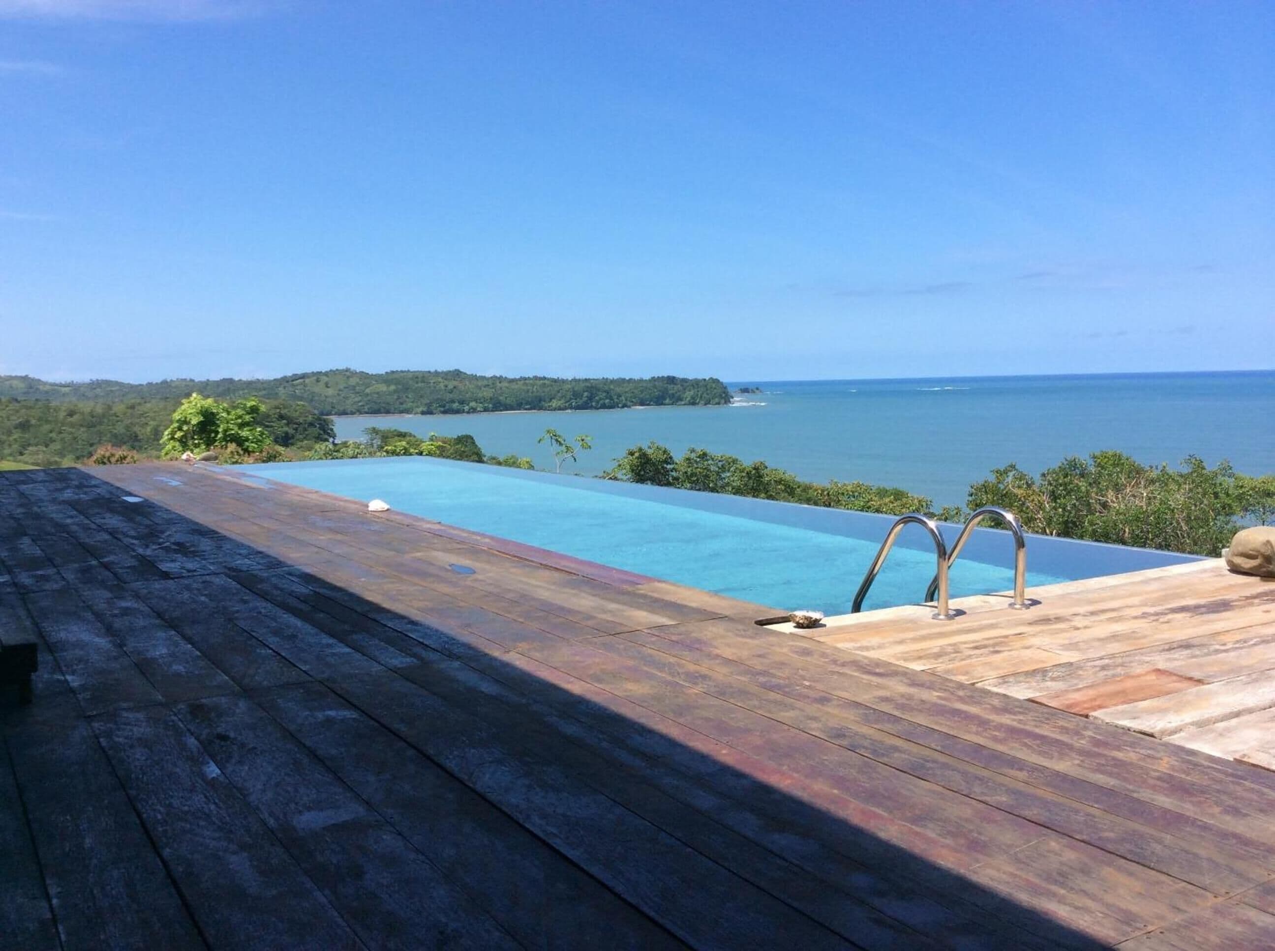 Piscina externa, espreguiçadeiras