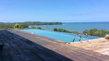 Piscina externa, espreguiçadeiras