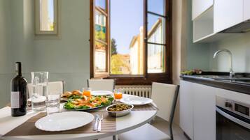 Apartamento Comfort | Cozinha privada | Um frigorífico, uma máquina de café expresso, uma cafeteira/bule