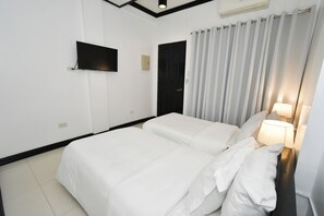 Quarto standard (3rd Floor, King/Twin) | Cofres nos quartos, ferros/tábuas de passar roupa, Wi-Fi de cortesia