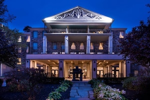 Fachada da propriedade à noite