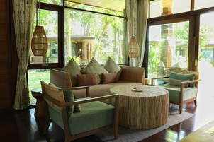 Villa Suite Double Room | Frigobar, cofres nos quartos, escrivaninha, cortinas blackout