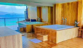 Jacuzzi Suite Ocean View | Banheira de imersão total
