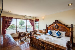 Quarto Duplo Deluxe, vista para o jardim | Secretária, Wi-fi grátis 