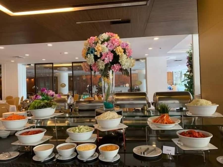 Pequenos-almoços, almoços, jantares servidos, cozinha internacional