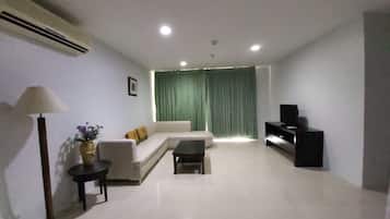 Suite, 1 quarto | Sala | Televisor de ecrã plano de 32 polegadas com canais por cabo, televisor