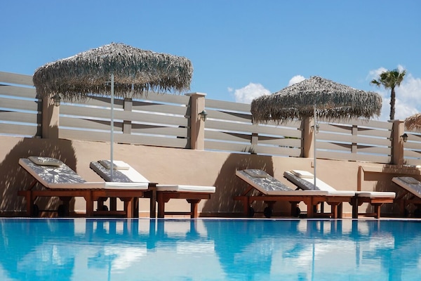 2 piscinas externas, guarda-sóis, espreguiçadeiras