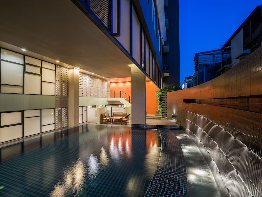 Piscina interior, espreguiçadeiras