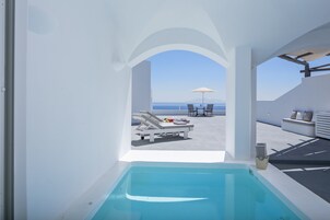 Suíte, banheira de hidromassagem | Vista do quarto