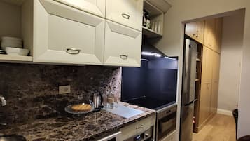 Vila exclusiva (Romantic) | Cozinha privada | Cafeteira/chaleira, chaleira elétrica