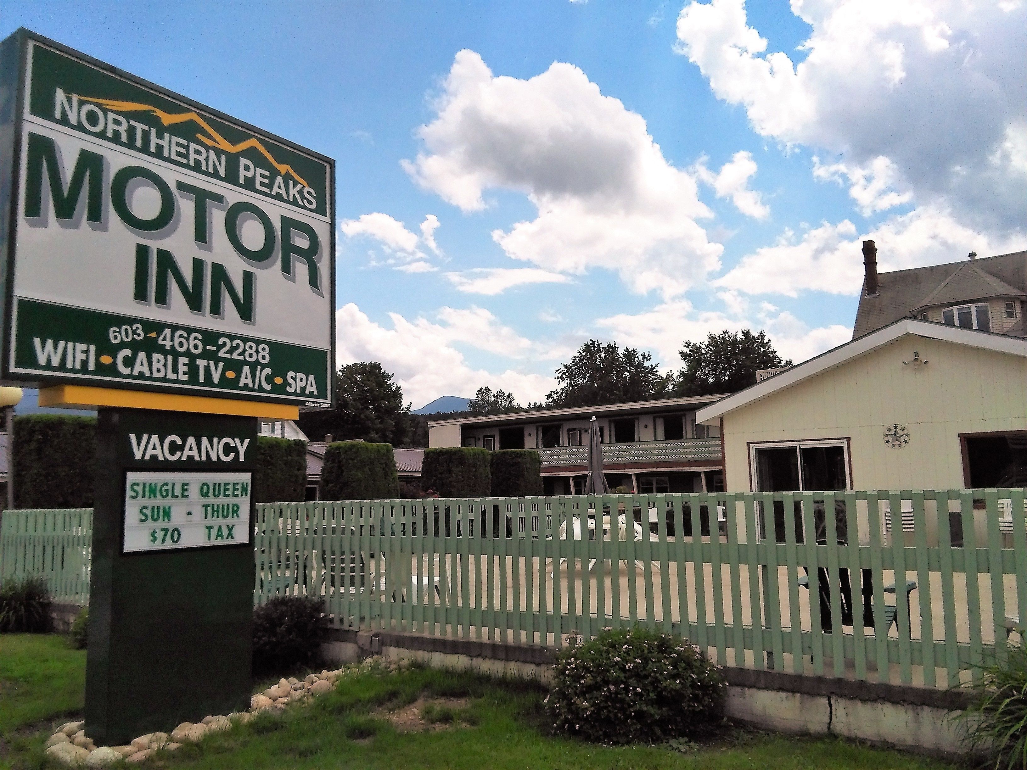 Placa do Northern Peaks Motor Inn anunciando vaga para um quarto de casal na domingo e quinta por 70 dólares, mais impostos.