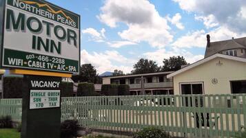 Placa do Northern Peaks Motor Inn anunciando vaga para um quarto de casal na domingo e quinta por 70 dólares, mais impostos.