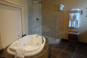 Vila exclusiva, 1 cama Queen, banheira de hidromassagem, vista para o lago | Banheira de hidromassagem