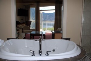 Vila exclusiva, 1 cama Queen, banheira de hidromassagem, vista para o lago | Banheira de hidromassagem