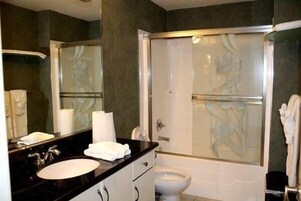 Suite, 2 quartos, cozinha, vista para o lago | Casa de banho | Artigos de higiene pessoal grátis, um secador de cabelo 