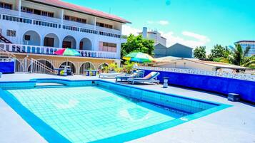 Piscina externa, funciona das 9h às 18h, espreguiçadeiras