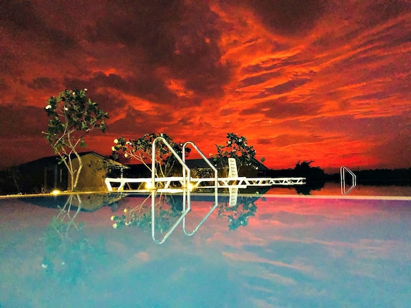 Piscina exterior, uma piscina transbordante, espreguiçadeiras