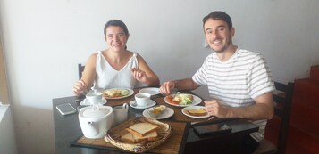 Pequeno-almoço continental diário (4.00 USD por pessoa) 