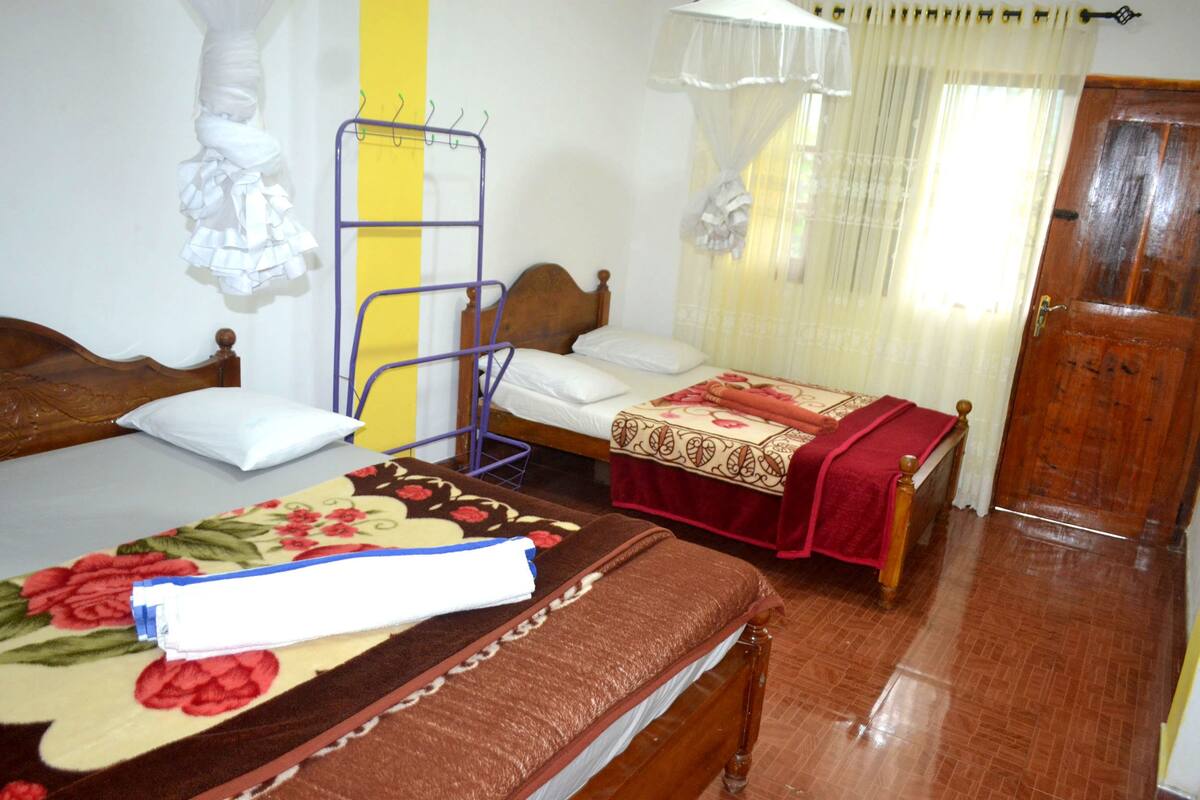 Quarto Triplo | Cofre no quarto, secretária, camas desdobráveis, Wi-fi grátis 