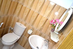 Quarto | Banheiro | Chuveiro, secador de cabelo (mediante solicitação), roupões de banho 