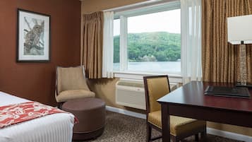 Quarto Standard, 1 cama queen-size, vista para o lago | Sala de estar | TV de ecrã plano, ténis de mesa