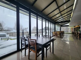 2 restaurantes: opção de café da manhã, almoço e jantar