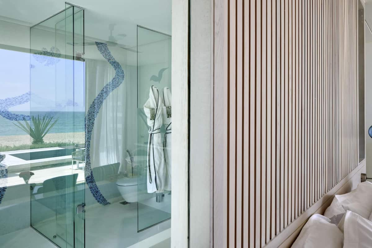 Suite, 1 cama king-size, vista para o mar, em frente à praia | Roupa de alta qualidade, camas de colchão pillowtop, minibar