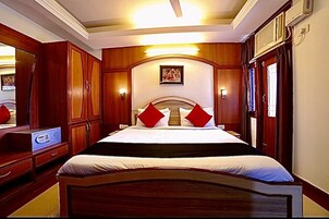 Lençóis de algodão egípcio, cofre no quarto, secretária 