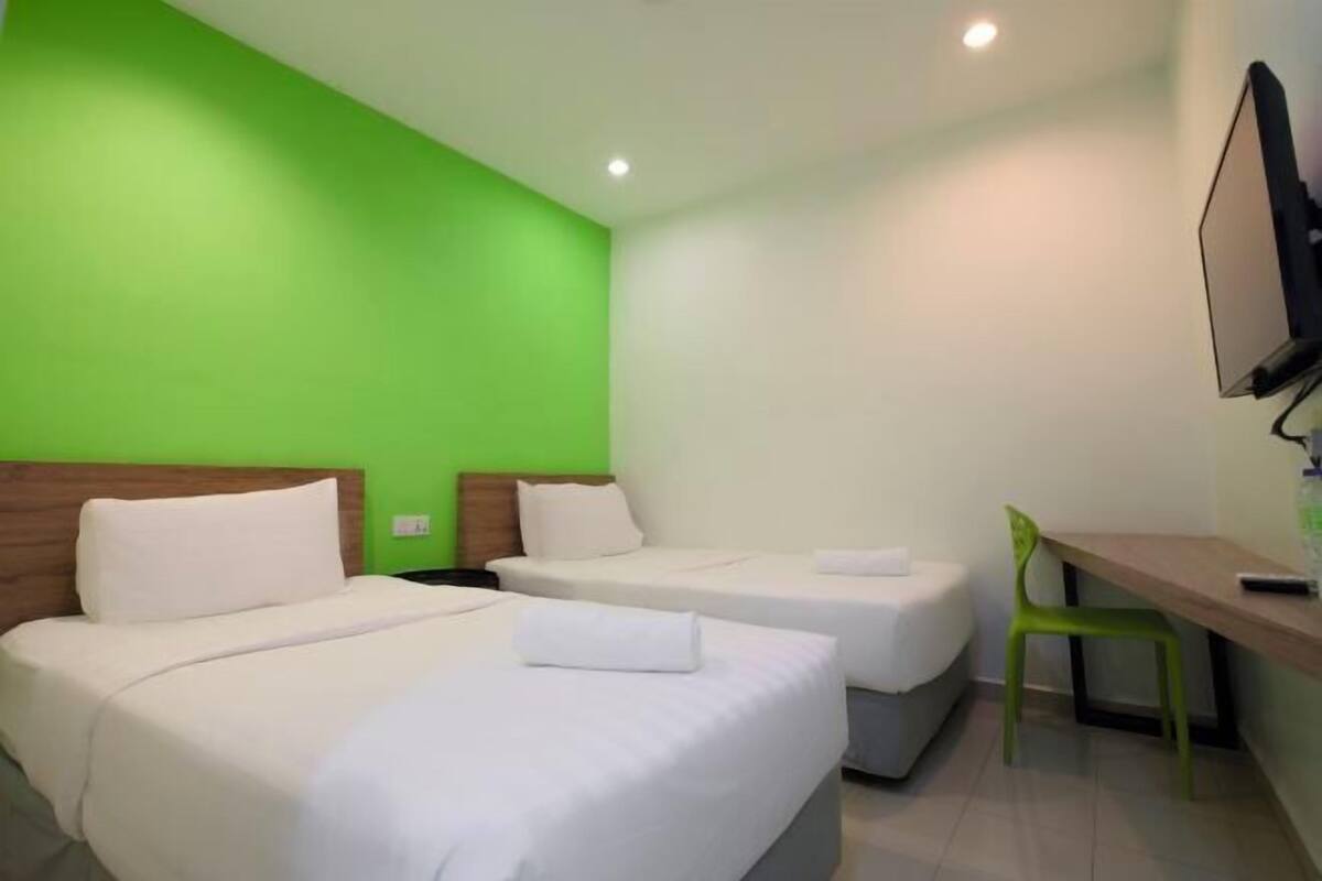 Secretária, cortinas/cortinados opacos, ferro/tábua de engomar