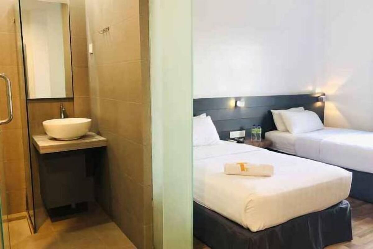 Escrivaninha, cortinas blackout, ferros/tábuas de passar roupa