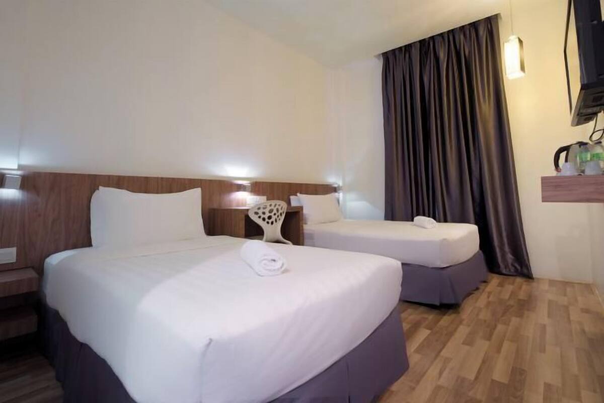 Secretária, cortinas/cortinados opacos, ferro/tábua de engomar