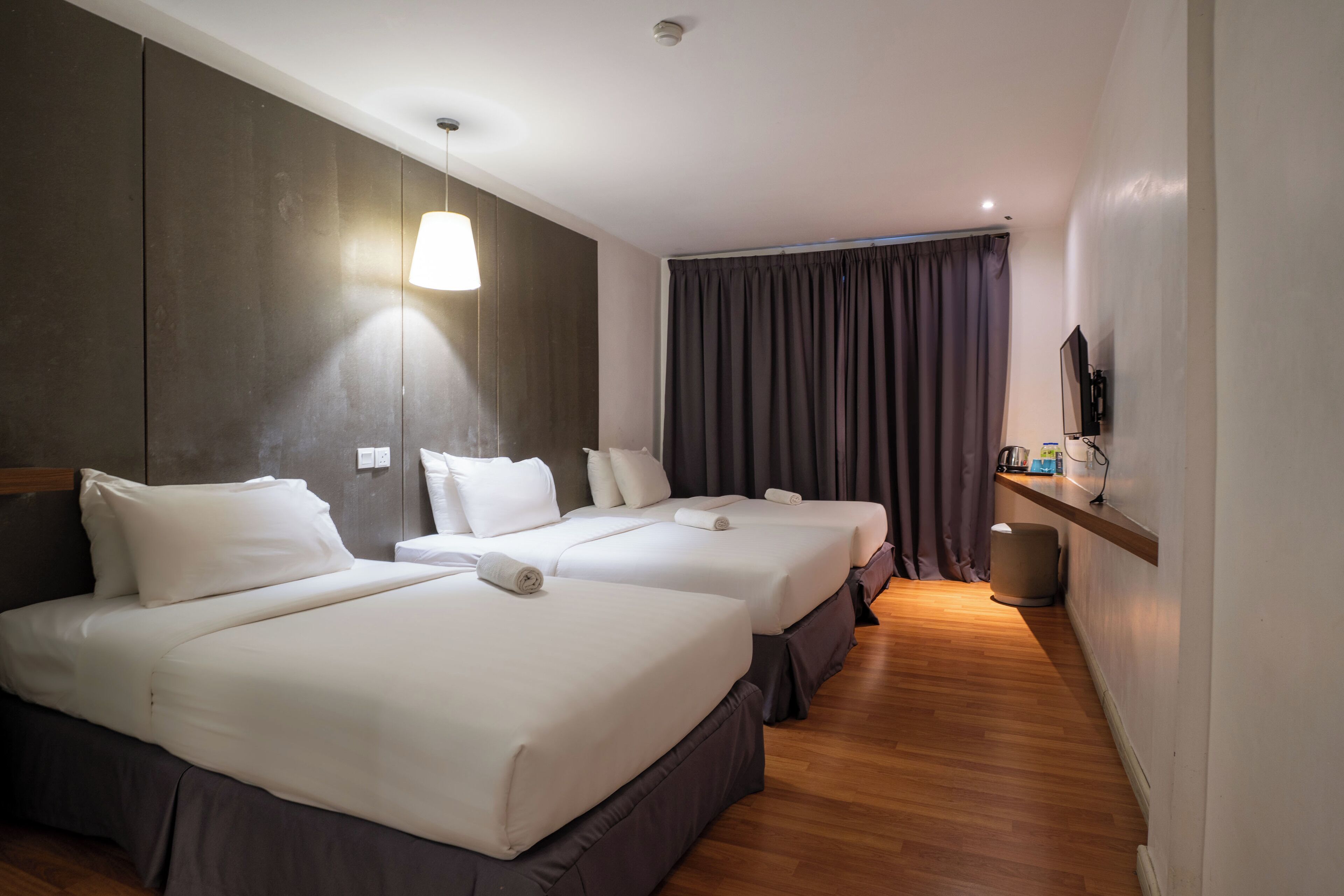 Quarto triplo superior, 3 camas de solteiro | Escrivaninha, ferros/tábuas de passar roupa, Wi-Fi de cortesia