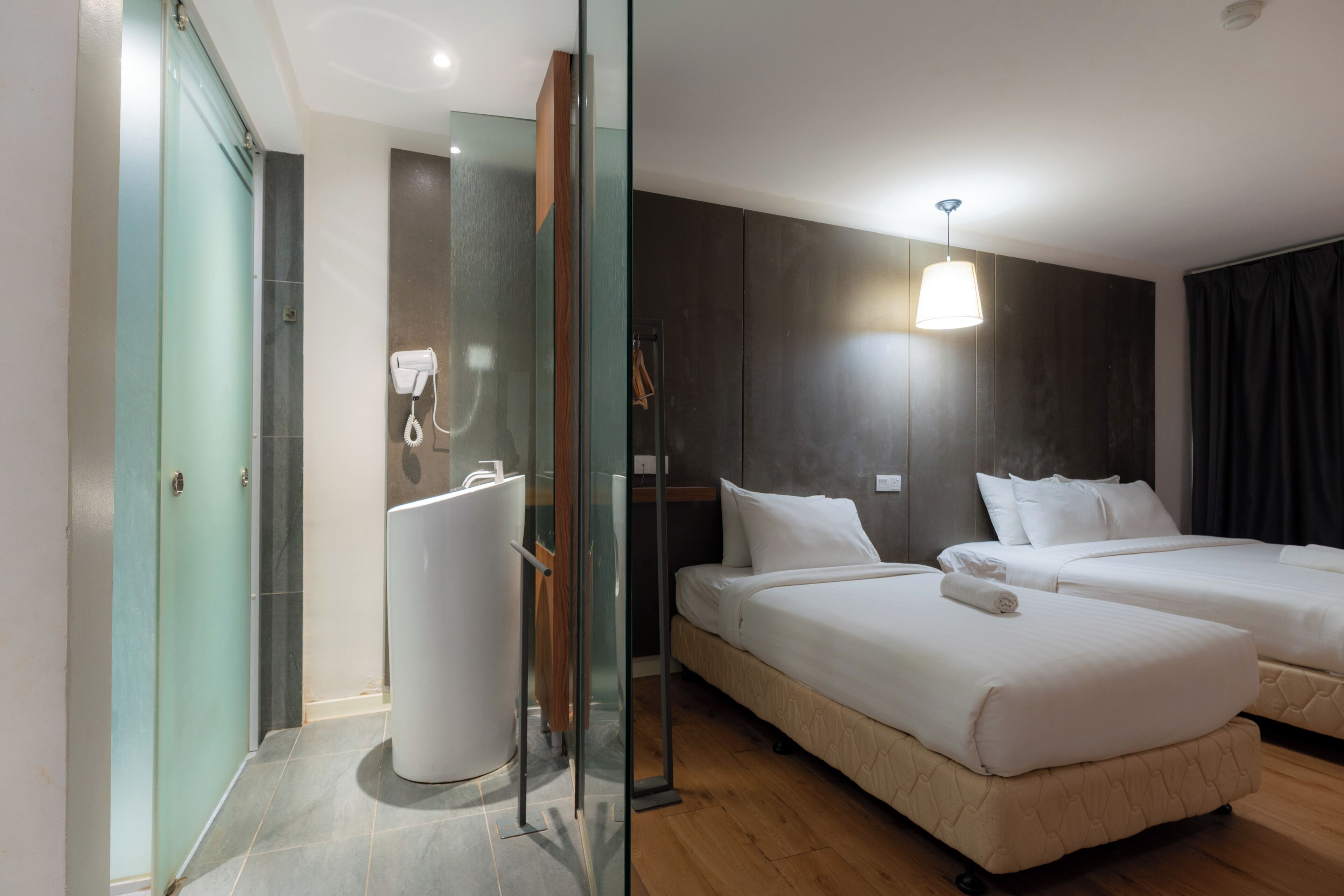 Quarto triplo superior, várias camas | Escrivaninha, ferros/tábuas de passar roupa, Wi-Fi de cortesia