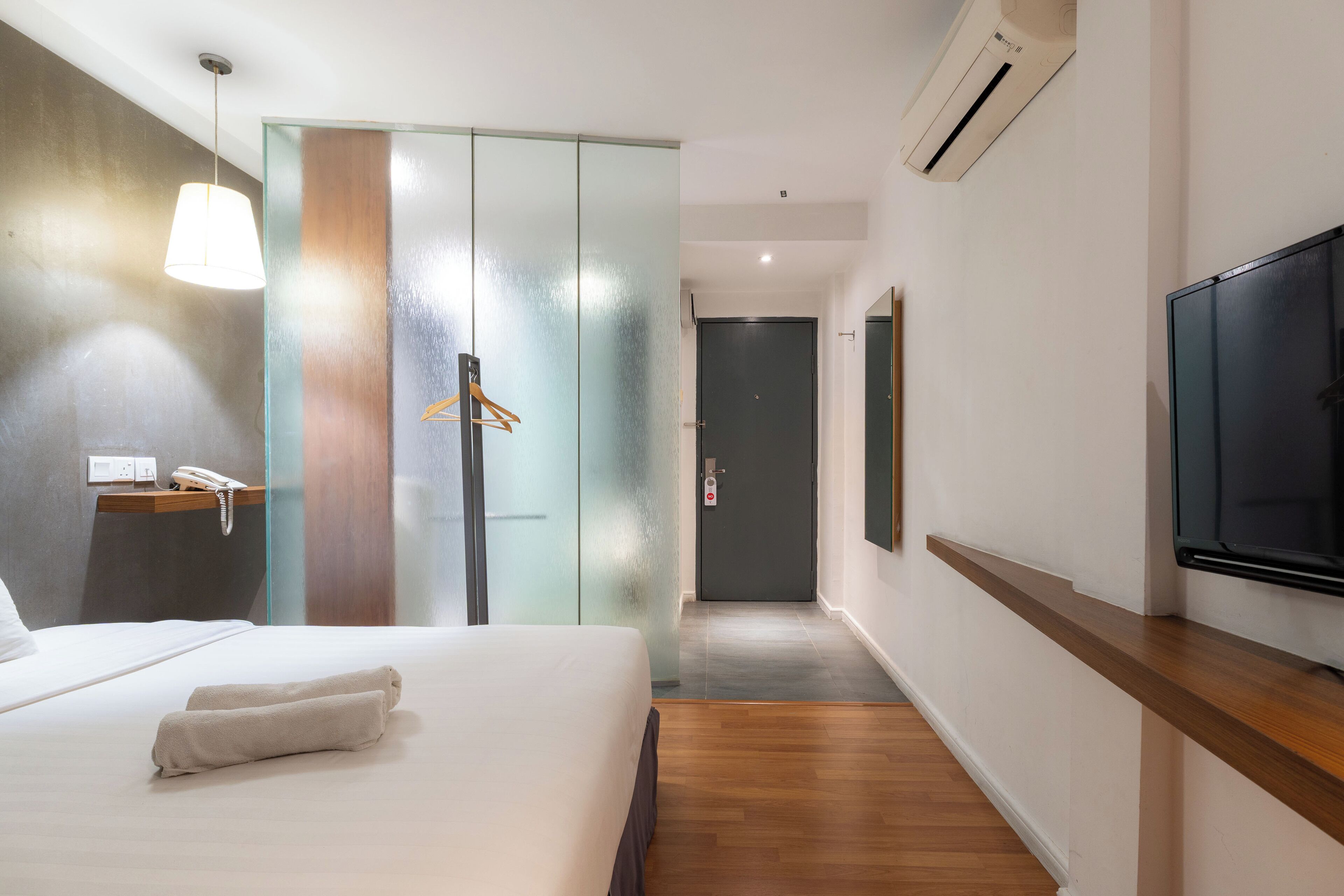 Quarto casal standard | Escrivaninha, ferros/tábuas de passar roupa, Wi-Fi de cortesia