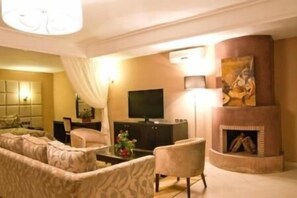 Frigobar, cofres nos quartos, cortinas blackout