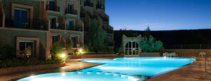 Piscina externa, funciona das 7h às 20h, espreguiçadeiras