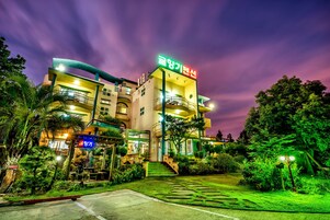 Fachada da propriedade à noite