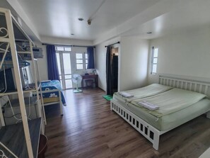 Standard Triple Room | Cofre no quarto, secretária, Wi-fi grátis 