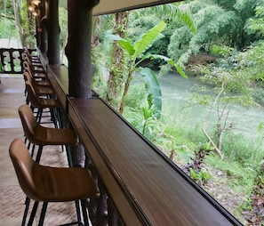 3 restaurantes: servem pequenos-almoços, almoços e jantares