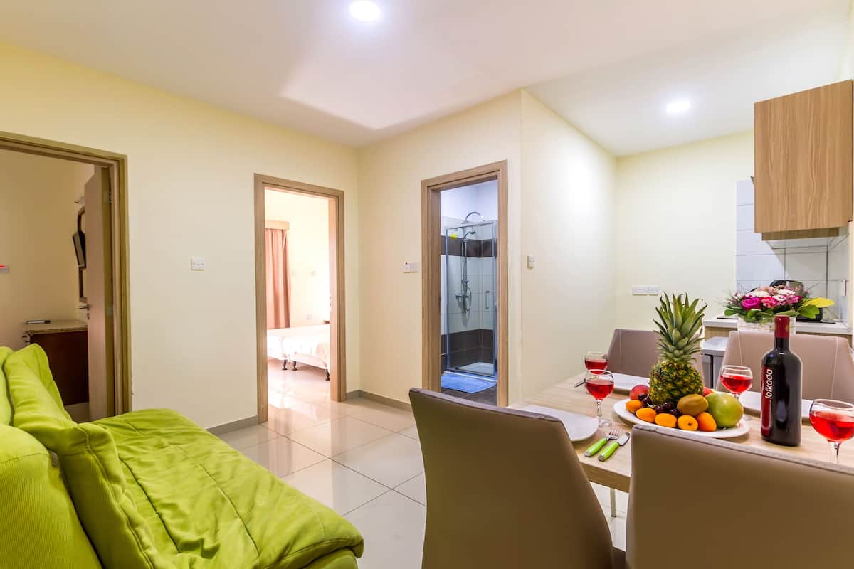 Apartment, 2 Bedrooms with terrace | Sala de estar | TV de ecrã plano