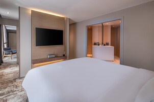 Minibar, cofre no quarto, secretária 