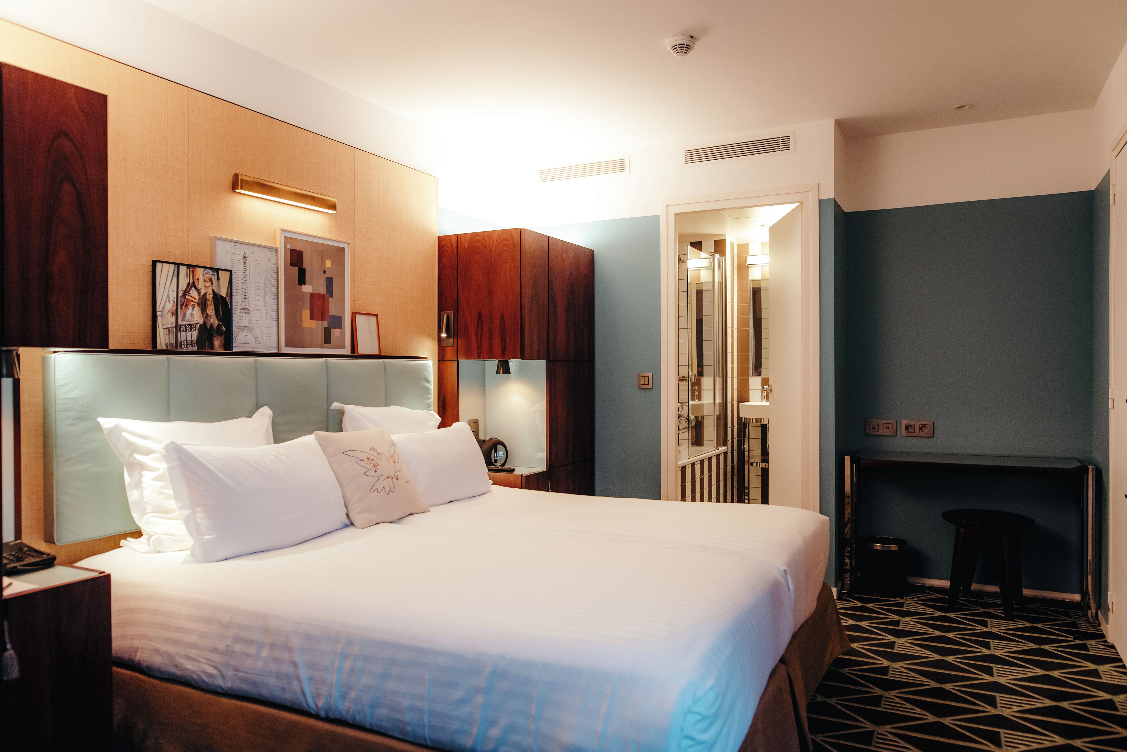 Quarto Twin Deluxe | Minibar, cofre no quarto, secretária, cortinas/cortinados opacos 