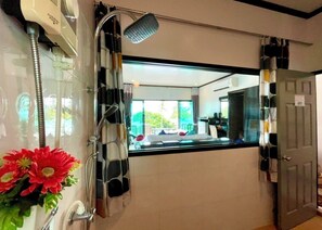 Quarto luxo, vista para o mar | Banheiro | Chuveiro, produtos de toalete grátis, secador de cabelo