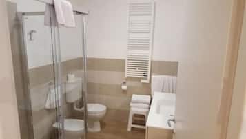 Estúdio, várias camas, no rés do chão | Casa de banho | Um polibã, roupões, chinelos, um bidé