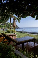 Bungalow, 1 cama king-size, em frente à praia | Roupa de alta qualidade, minibar, cofre no quarto, secretária 