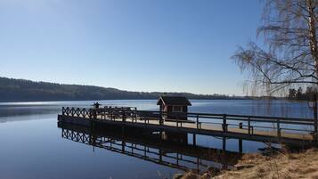 Na praia, passeios de caiaque, prática de pesca