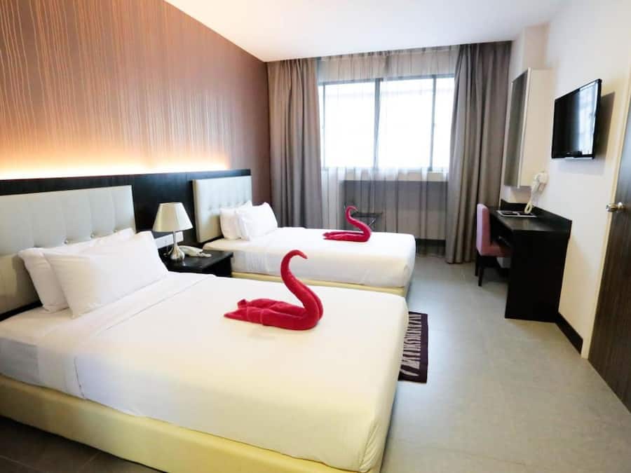Quarto duplo luxo | 1 quarto, cofres nos quartos, escrivaninha, Wi-Fi de cortesia