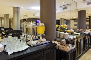 Café da manhã com buffet grátis todos os dias