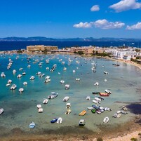 Uma marina costeira com vários barcos atracados.