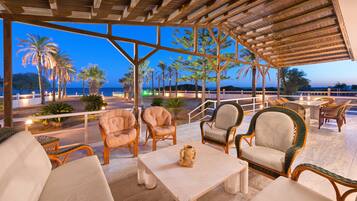 Villa, vista para o mar, em frente à praia | Terraço/pátio interior